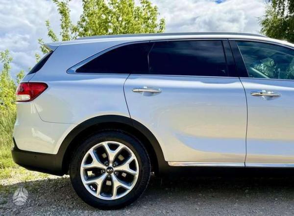 Grey Kia Sorento 2015 in Siauliai, with an engine capacity of 2.20 L and mileage of 201 thousand km for 15950 €, photo 9 on AUTOMOTO.COM.LV