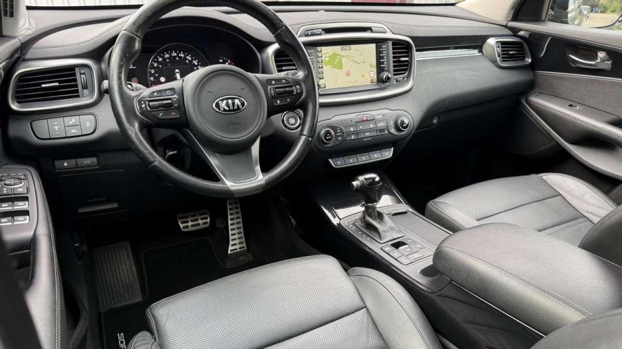 Grey Kia Sorento 2015 in Ukmerge, with an engine capacity of 2.20 L and mileage of 331 thousand km for 11500 €, photo 10 on AUTOMOTO.COM.LV
