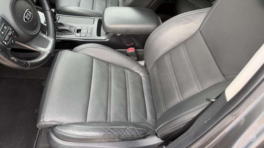 Grey Kia Sorento 2015 in Ukmerge, with an engine capacity of 2.20 L and mileage of 331 thousand km for 11500 €, photo 17 on AUTOMOTO.COM.LV