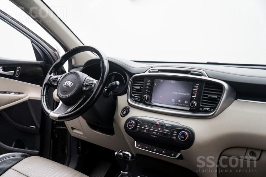 Pelēks Kia Sorento 2015 Tallina, ar dzinēja tilpumu 2.20 L un nobraukumu 217 tūkst. km par 13999 €, foto 14 vietnē AUTOMOTO.COM.LV