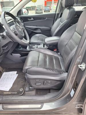 Grey Kia Sorento 2015 in Kaunas, with an engine capacity of 2.20 L and mileage of 214 thousand km for 13300 €, photo 15 on AUTOMOTO.COM.LV