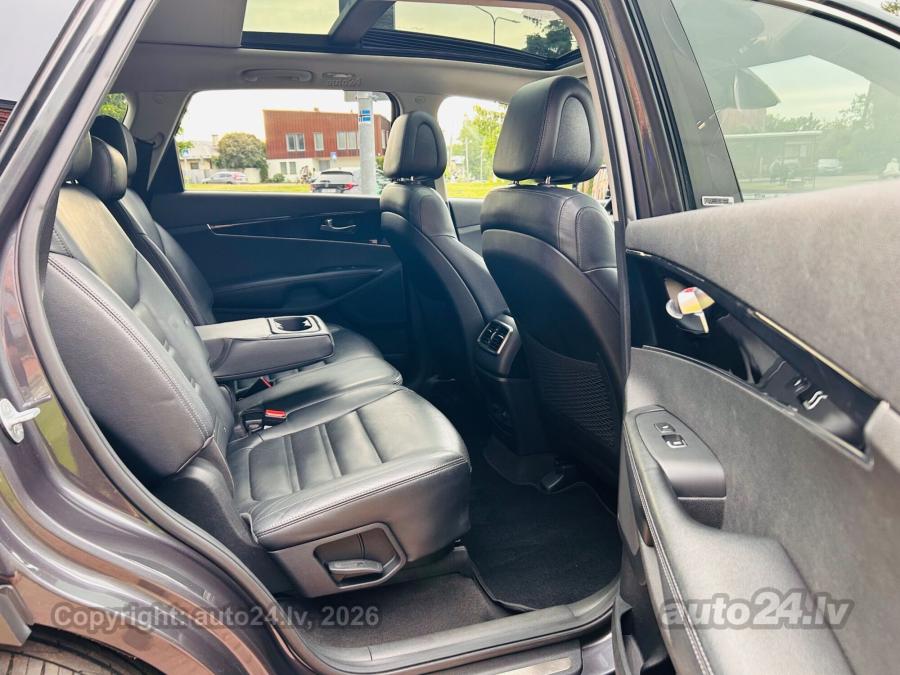 Pelēks Kia Sorento 2016 Tallina, ar dzinēja tilpumu 2.20 L un nobraukumu 141 tūkst. km par 15950 €, foto 10 vietnē AUTOMOTO.COM.LV