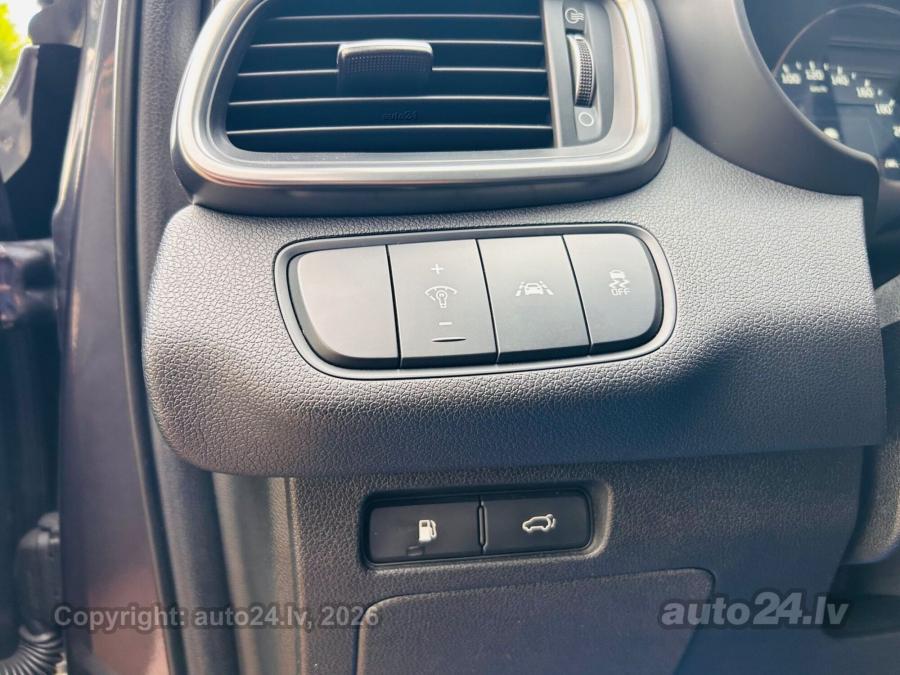 Pelēks Kia Sorento 2016 Tallina, ar dzinēja tilpumu 2.20 L un nobraukumu 141 tūkst. km par 15950 €, foto 14 vietnē AUTOMOTO.COM.LV