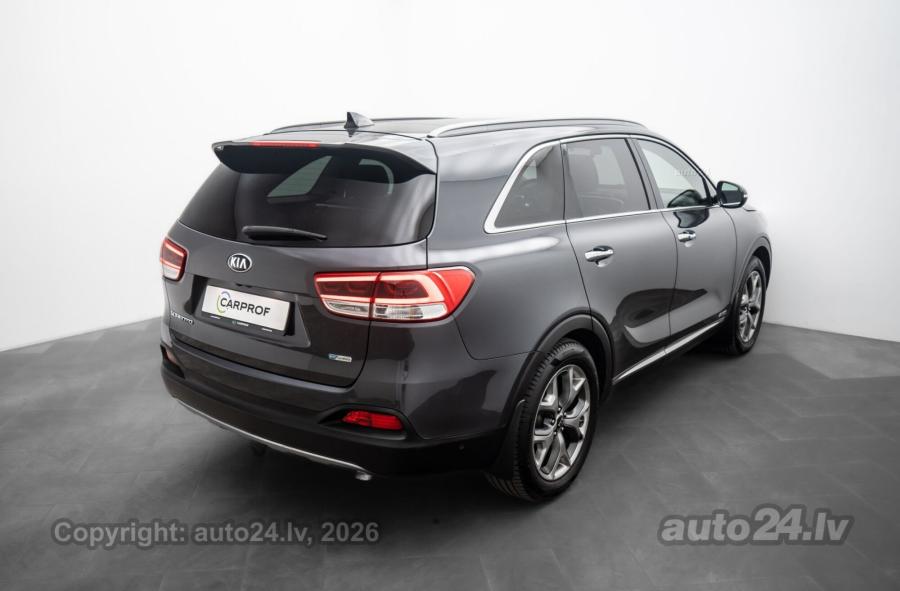Grey Kia Sorento 2016 in Tallinn, with an engine capacity of 2.20 L and mileage of 195 thousand km for 15999 €, photo 5 on AUTOMOTO.COM.LV