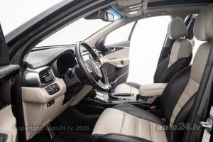 Grey Kia Sorento 2016 in Tallinn, with an engine capacity of 2.20 L and mileage of 195 thousand km for 15999 €, photo 8 on AUTOMOTO.COM.LV