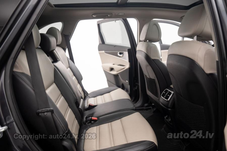 Grey Kia Sorento 2016 in Tallinn, with an engine capacity of 2.20 L and mileage of 195 thousand km for 15999 €, photo 10 on AUTOMOTO.COM.LV