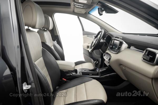 Pelēks Kia Sorento 2016 Tallina, ar dzinēja tilpumu 2.20 L un nobraukumu 195 tūkst. km par 15999 €, foto 10 vietnē AUTOMOTO.COM.LV