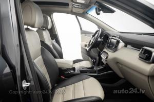 Grey Kia Sorento 2016 in Tallinn, with an engine capacity of 2.20 L and mileage of 195 thousand km for 15999 €, photo 11 on AUTOMOTO.COM.LV