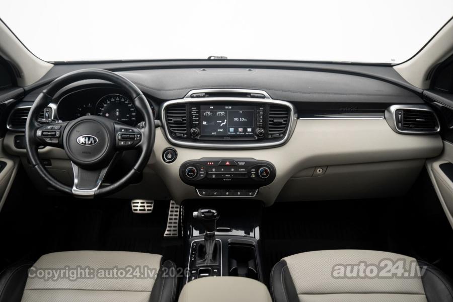 Grey Kia Sorento 2016 in Tallinn, with an engine capacity of 2.20 L and mileage of 195 thousand km for 15999 €, photo 13 on AUTOMOTO.COM.LV
