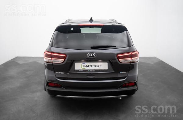 Pelēks Kia Sorento 2016 Tallina, ar dzinēja tilpumu 2.20 L un nobraukumu 195 tūkst. km par 15999 €, foto 5 vietnē AUTOMOTO.COM.LV