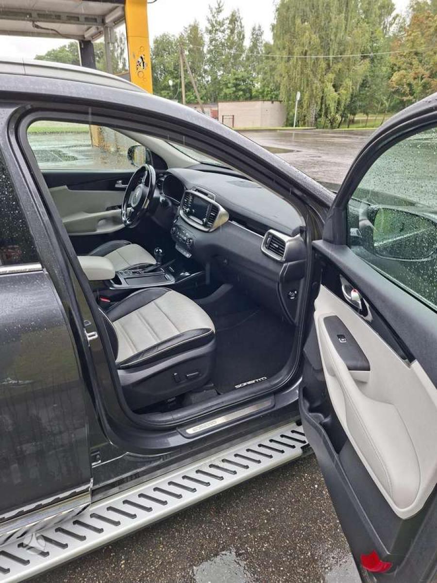 Grey Kia Sorento 2016 in Utena, with an engine capacity of 2.20 L and mileage of 234 thousand km for 13700 €, photo 10 on AUTOMOTO.COM.LV
