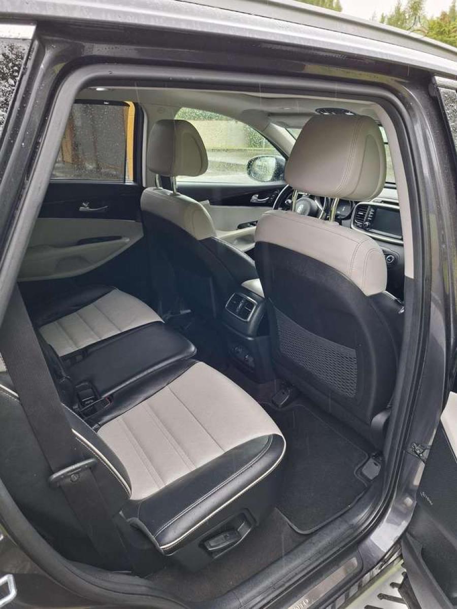 Grey Kia Sorento 2016 in Utena, with an engine capacity of 2.20 L and mileage of 234 thousand km for 13700 €, photo 11 on AUTOMOTO.COM.LV