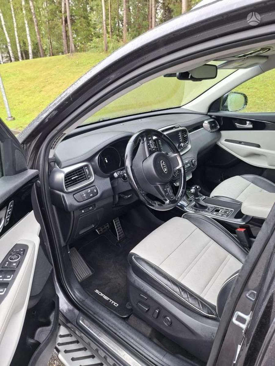 Grey Kia Sorento 2016 in Utena, with an engine capacity of 2.20 L and mileage of 234 thousand km for 13700 €, photo 13 on AUTOMOTO.COM.LV