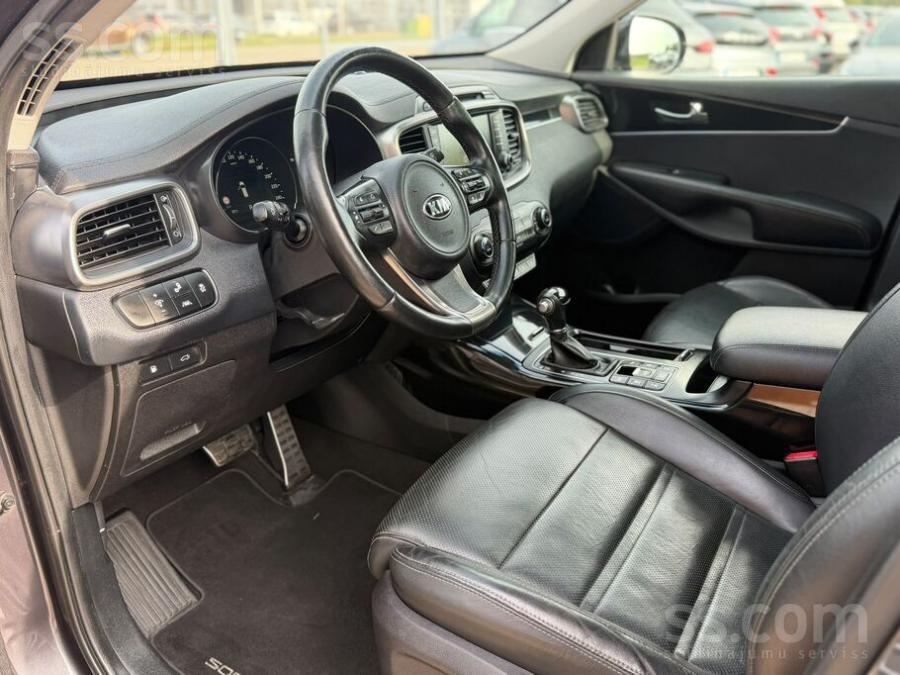 Grey Kia Sorento 2016 in Riga, with an engine capacity of 2.20 L and mileage of 198 thousand km for 16500 €, photo 5 on AUTOMOTO.COM.LV