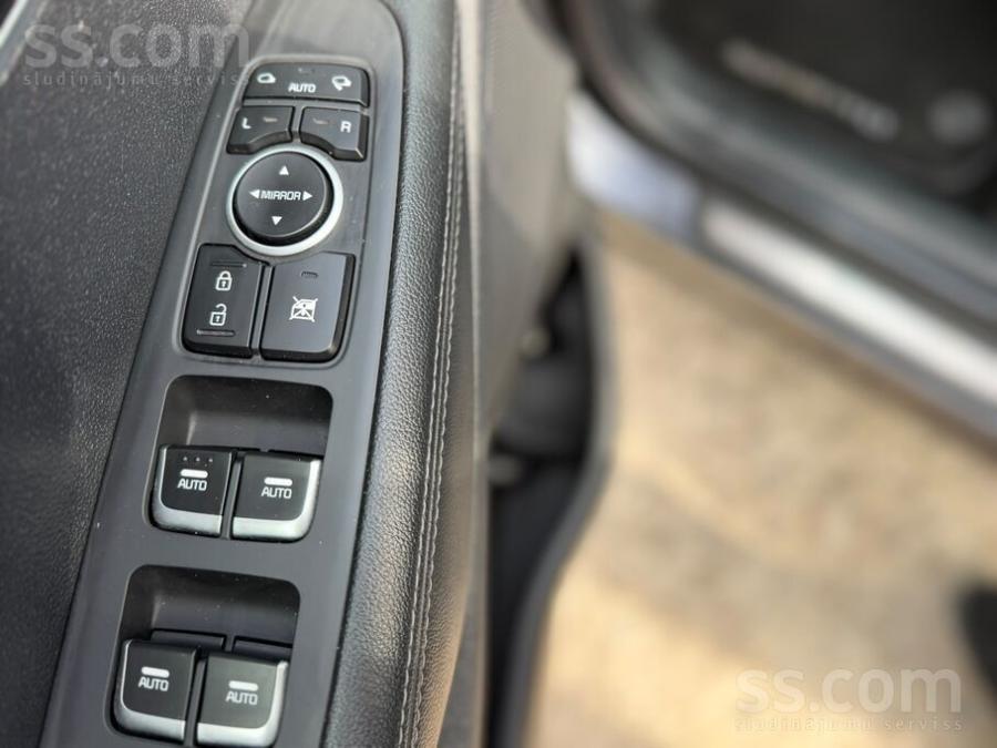 Grey Kia Sorento 2016 in Riga, with an engine capacity of 2.20 L and mileage of 198 thousand km for 16500 €, photo 8 on AUTOMOTO.COM.LV