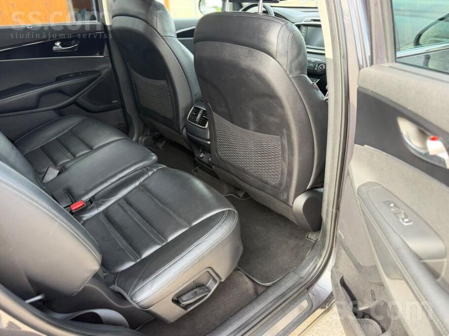 Grey Kia Sorento 2016 in Riga, with an engine capacity of 2.20 L and mileage of 198 thousand km for 16500 €, photo 12 on AUTOMOTO.COM.LV