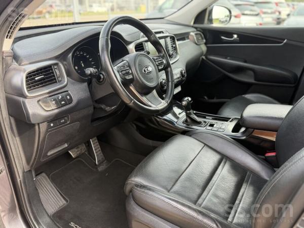 Grey Kia Sorento 2016 in Riga, with an engine capacity of 2.20 L and mileage of 198 thousand km for 15900 €, photo 5 on AUTOMOTO.COM.LV