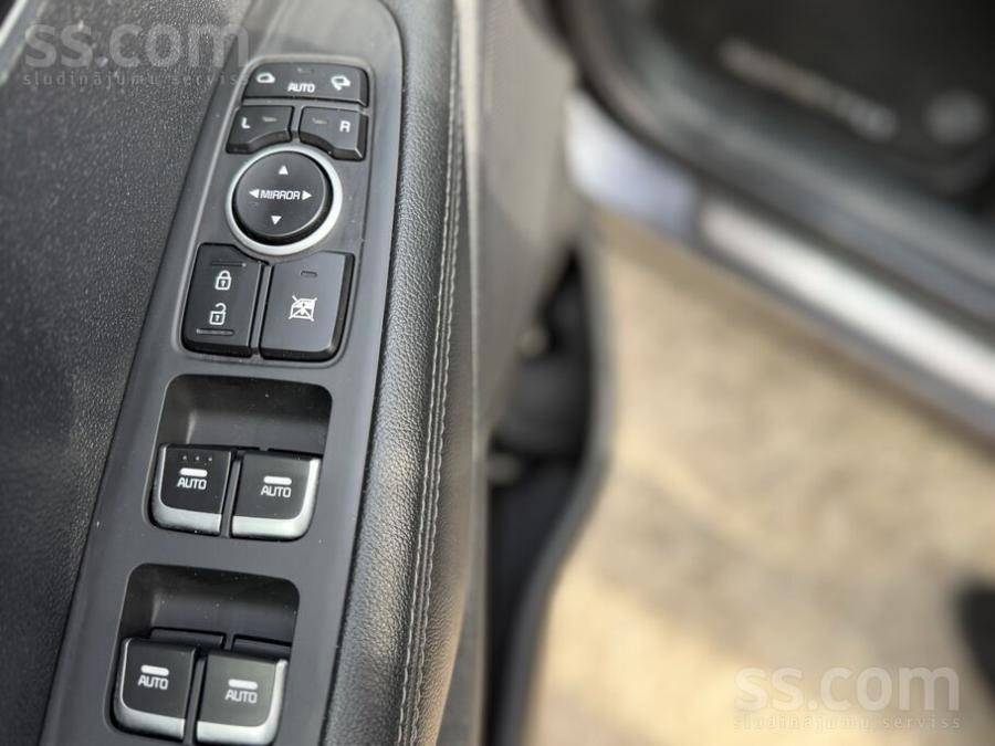 Grey Kia Sorento 2016 in Riga, with an engine capacity of 2.20 L and mileage of 198 thousand km for 15900 €, photo 6 on AUTOMOTO.COM.LV