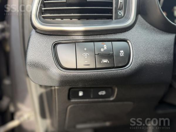Grey Kia Sorento 2016 in Riga, with an engine capacity of 2.20 L and mileage of 198 thousand km for 15900 €, photo 8 on AUTOMOTO.COM.LV
