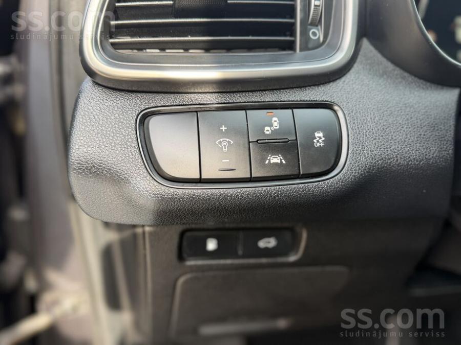 Grey Kia Sorento 2016 in Riga, with an engine capacity of 2.20 L and mileage of 198 thousand km for 15900 €, photo 8 on AUTOMOTO.COM.LV