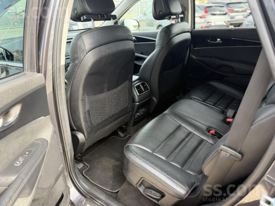 Grey Kia Sorento 2016 in Riga, with an engine capacity of 2.20 L and mileage of 198 thousand km for 15900 €, photo 18 on AUTOMOTO.COM.LV