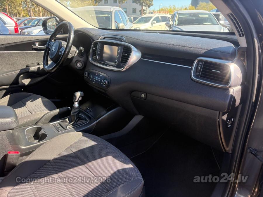Pelēks Kia Sorento 2017 Tallina, ar dzinēja tilpumu 2.20 L un nobraukumu 195 tūkst. km par 15990 €, foto 17 vietnē AUTOMOTO.COM.LV