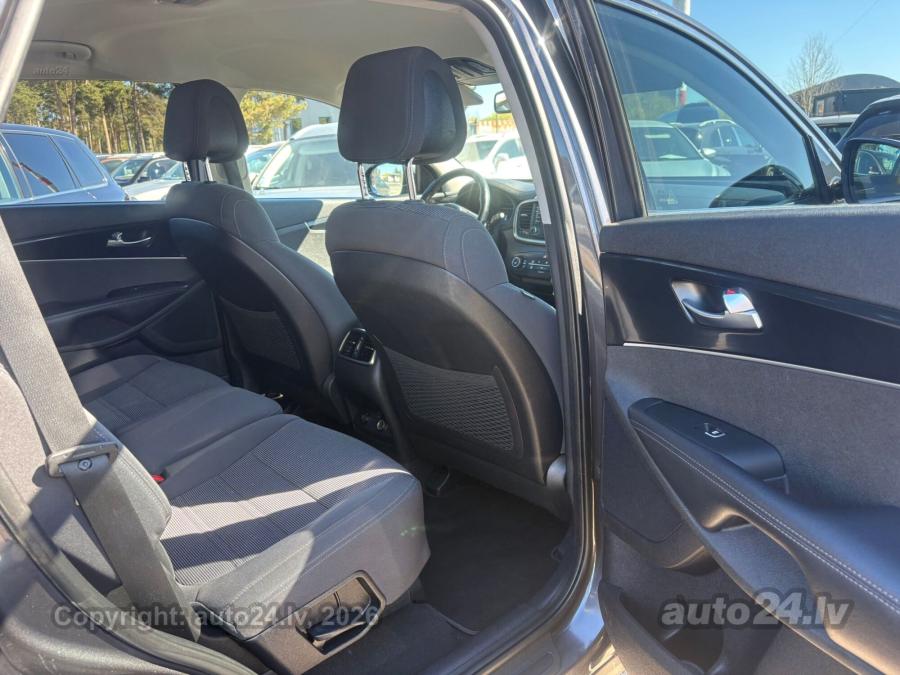 Pelēks Kia Sorento 2017 Tallina, ar dzinēja tilpumu 2.20 L un nobraukumu 195 tūkst. km par 15990 €, foto 18 vietnē AUTOMOTO.COM.LV
