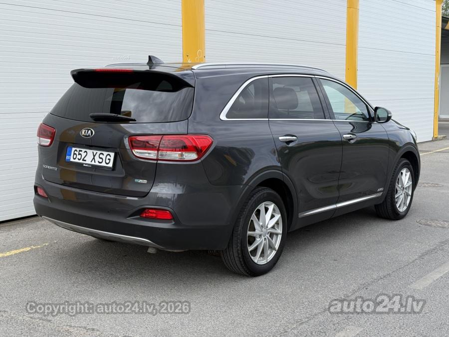 Grey Kia Sorento 2017 in Tallinn, with an engine capacity of 2.20 L and mileage of 86 thousand km for 17990 €, photo 5 on AUTOMOTO.COM.LV