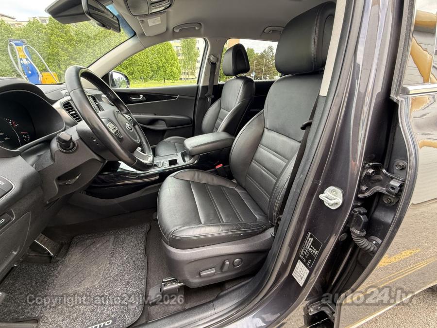 Grey Kia Sorento 2017 in Tallinn, with an engine capacity of 2.20 L and mileage of 86 thousand km for 17990 €, photo 8 on AUTOMOTO.COM.LV
