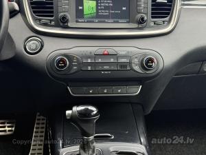 Grey Kia Sorento 2017 in Tallinn, with an engine capacity of 2.20 L and mileage of 86 thousand km for 17990 €, photo 11 on AUTOMOTO.COM.LV