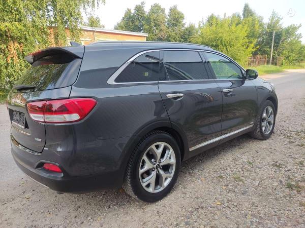 Grey Kia Sorento 2017 in Ukmerge, with an engine capacity of 2.20 L and mileage of 181 thousand km for 15500 €, photo 4 on AUTOMOTO.COM.LV