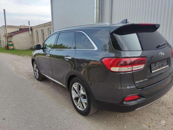 Grey Kia Sorento 2017 in Ukmerge, with an engine capacity of 2.20 L and mileage of 181 thousand km for 15500 €, photo 8 on AUTOMOTO.COM.LV