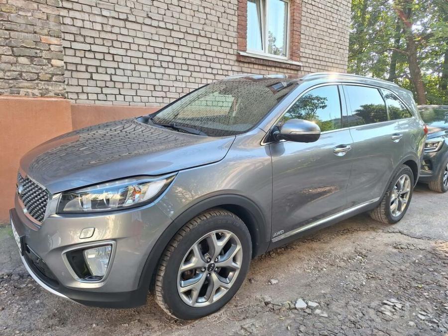 Grey Kia Sorento 2017 in Riga, with an engine capacity of 2.20 L and mileage of 240 thousand km for 16200 €, photo 2 on AUTOMOTO.COM.LV