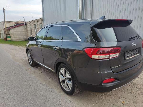 Grey Kia Sorento 2017 in Ukmerge, with an engine capacity of 2.20 L and mileage of 181 thousand km for 15200 €, photo 4 on AUTOMOTO.COM.LV
