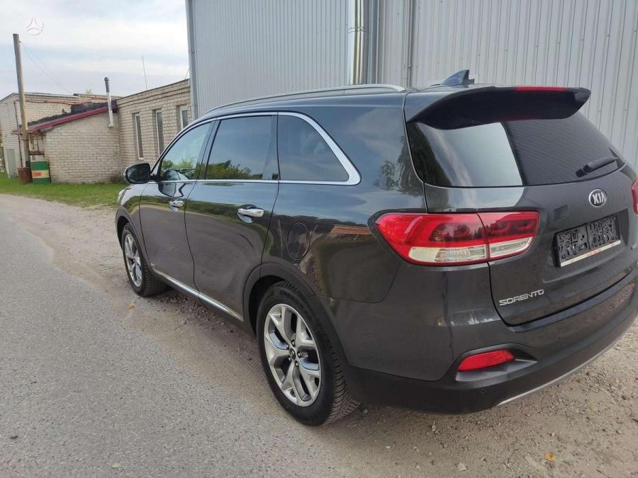 Grey Kia Sorento 2017 in Ukmerge, with an engine capacity of 2.20 L and mileage of 181 thousand km for 15200 €, photo 5 on AUTOMOTO.COM.LV
