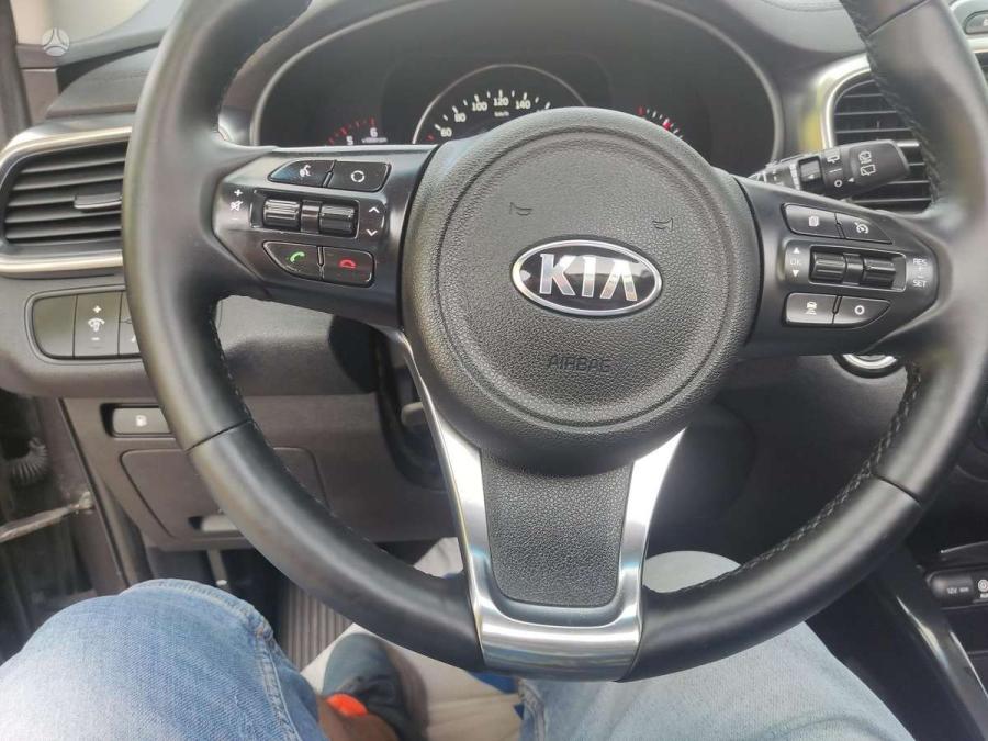 Grey Kia Sorento 2017 in Ukmerge, with an engine capacity of 2.20 L and mileage of 181 thousand km for 15200 €, photo 12 on AUTOMOTO.COM.LV