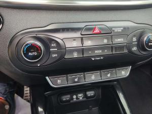 Grey Kia Sorento 2017 in Ukmerge, with an engine capacity of 2.20 L and mileage of 181 thousand km for 15200 €, photo 13 on AUTOMOTO.COM.LV
