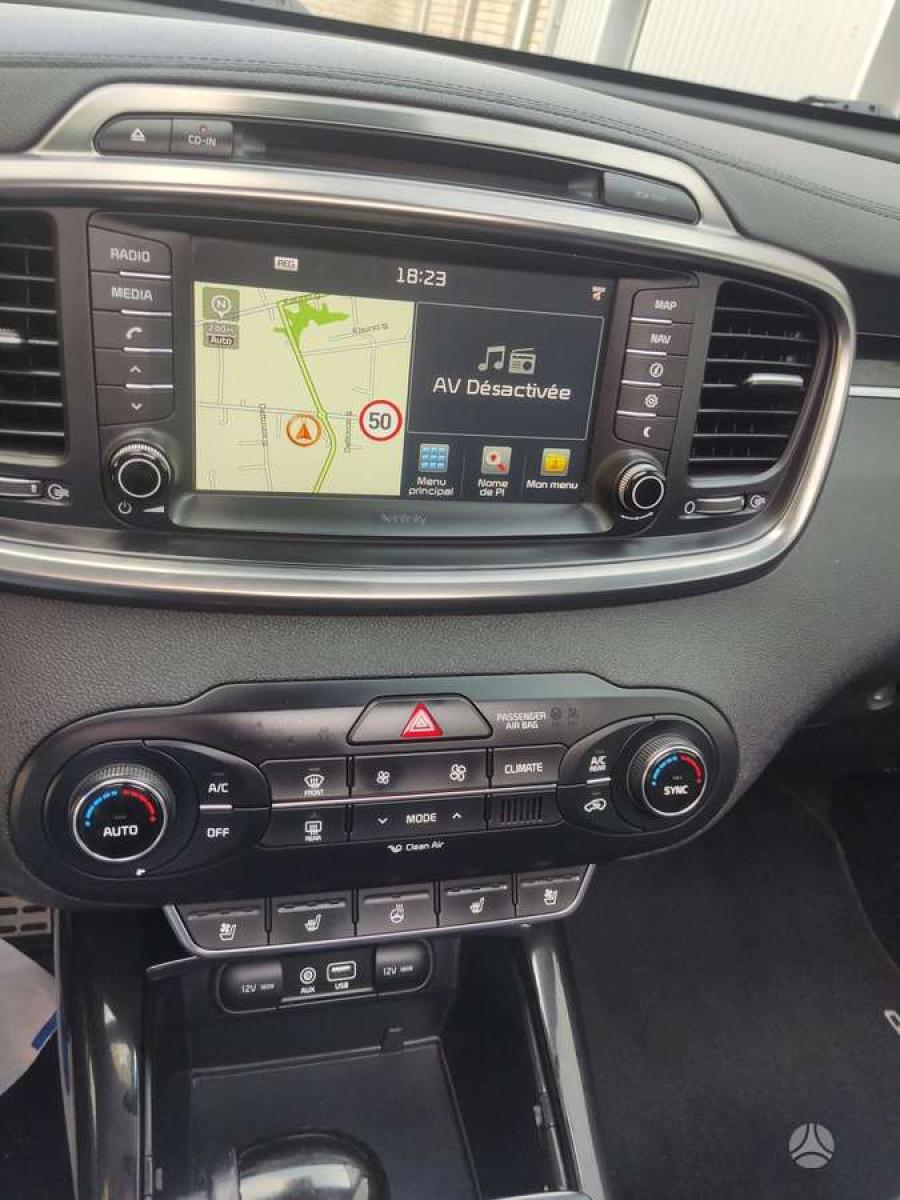 Grey Kia Sorento 2017 in Ukmerge, with an engine capacity of 2.20 L and mileage of 181 thousand km for 15200 €, photo 15 on AUTOMOTO.COM.LV