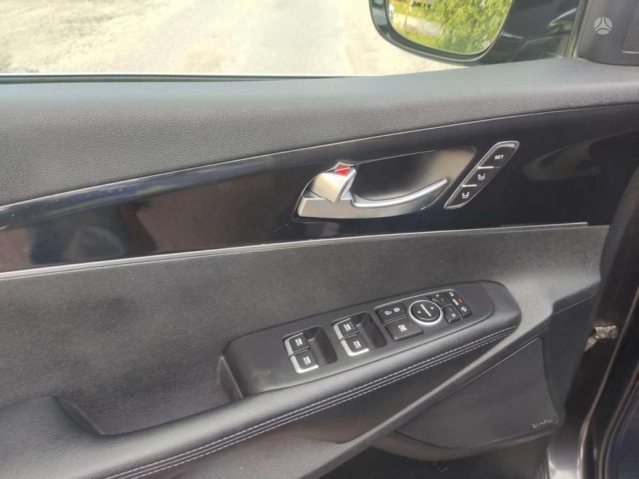 Grey Kia Sorento 2017 in Ukmerge, with an engine capacity of 2.20 L and mileage of 181 thousand km for 15200 €, photo 21 on AUTOMOTO.COM.LV