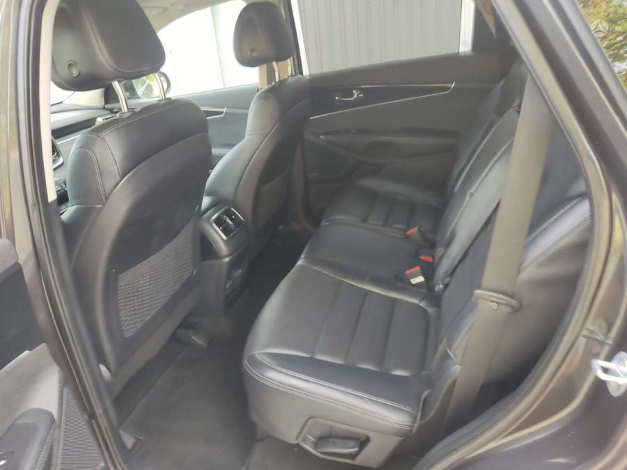 Grey Kia Sorento 2017 in Ukmerge, with an engine capacity of 2.20 L and mileage of 181 thousand km for 15200 €, photo 27 on AUTOMOTO.COM.LV