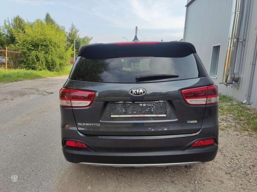 Grey Kia Sorento 2017 in Ukmerge, with an engine capacity of 2.20 L and mileage of 180 thousand km for 15000 €, photo 4 on AUTOMOTO.COM.LV