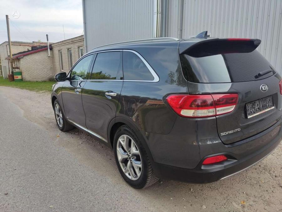Grey Kia Sorento 2017 in Ukmerge, with an engine capacity of 2.20 L and mileage of 180 thousand km for 15000 €, photo 7 on AUTOMOTO.COM.LV