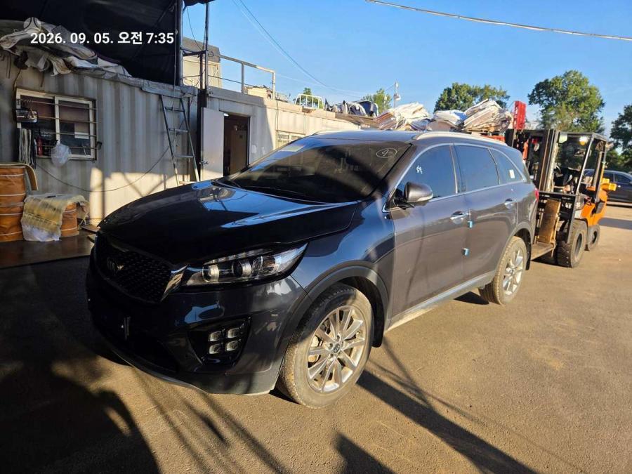 Grey Kia Sorento 2017 in Kaunas, with an engine capacity of 2.20 L and mileage of 158 thousand km for 14600 €, photo 6 on AUTOMOTO.COM.LV