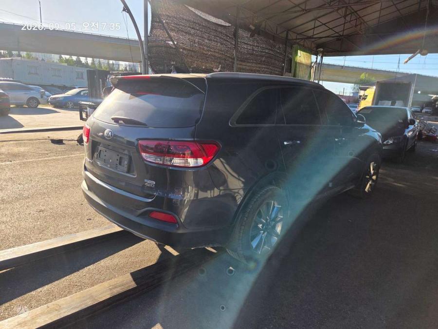 Grey Kia Sorento 2017 in Kaunas, with an engine capacity of 2.20 L and mileage of 158 thousand km for 14600 €, photo 8 on AUTOMOTO.COM.LV