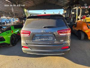 Grey Kia Sorento 2017 in Kaunas, with an engine capacity of 2.20 L and mileage of 158 thousand km for 14600 €, photo 9 on AUTOMOTO.COM.LV