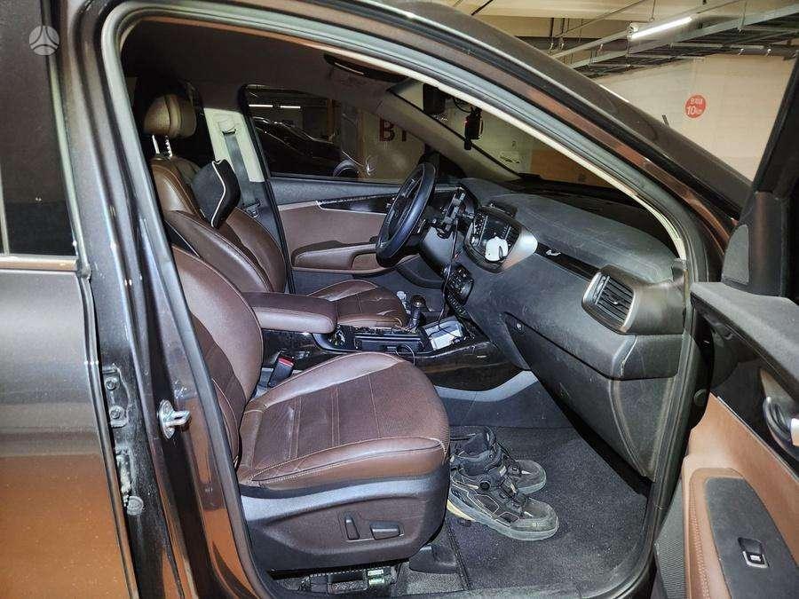 Grey Kia Sorento 2017 in Kaunas, with an engine capacity of 2.20 L and mileage of 158 thousand km for 14600 €, photo 11 on AUTOMOTO.COM.LV