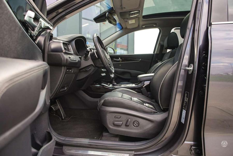 Pelēks Kia Sorento 2017 Kauņa, ar dzinēja tilpumu 2.20 L un nobraukumu 139 tūkst. km par 18950 €, foto 27 vietnē AUTOMOTO.COM.LV