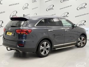 Grey Kia Sorento 2018 in Avizieniai, with an engine capacity of 2.00 L and mileage of 116 thousand km for 21900 €, photo 2 on AUTOMOTO.COM.LV