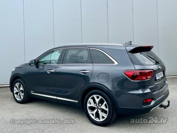 Grey Kia Sorento 2018 in Tallinn, with an engine capacity of 2.20 L and mileage of 189 thousand km for 17999 €, photo 3 on AUTOMOTO.COM.LV