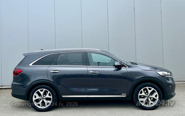 Grey Kia Sorento 2018 in Tallinn, with an engine capacity of 2.20 L and mileage of 189 thousand km for 17999 €, photo 5 on AUTOMOTO.COM.LV